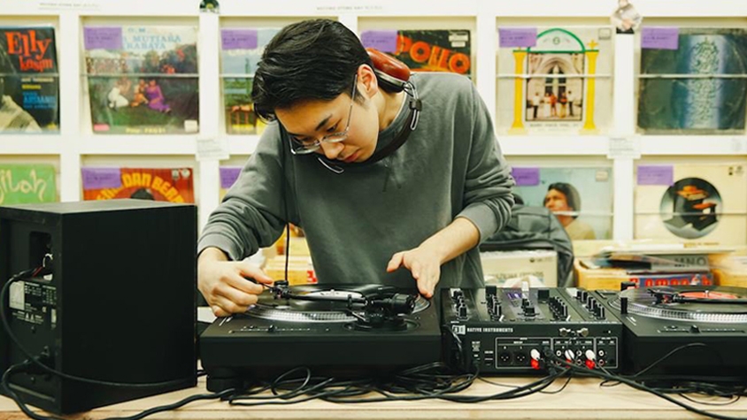 【となりのZ世代】選曲家・とみじいさん | TABI LABO