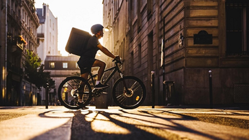 Uber Eats配達員に「コカ・コーラ」ドリンクチケット無料配布。熱中症対策の一環 | TABI LABO