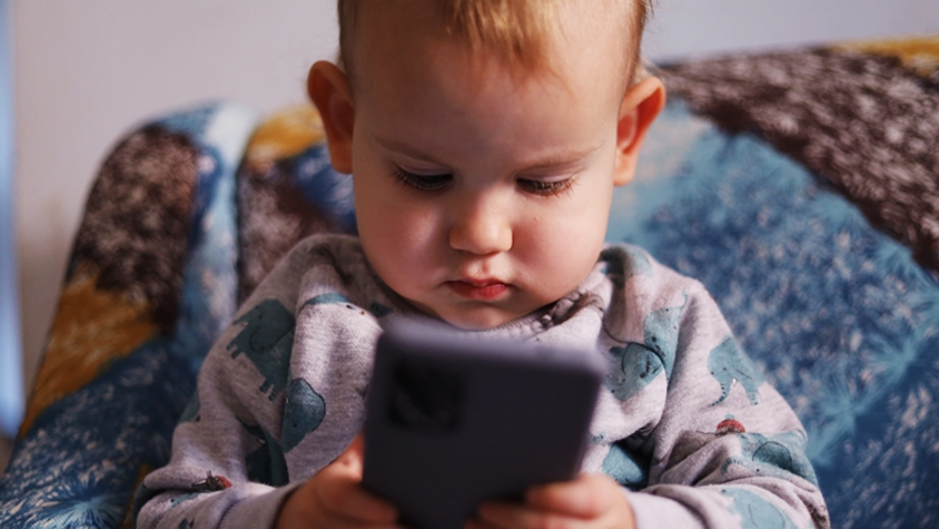 スウェーデン政府、2歳以下のスクリーンタイ厶使用に勧告を出す | TABI LABO
