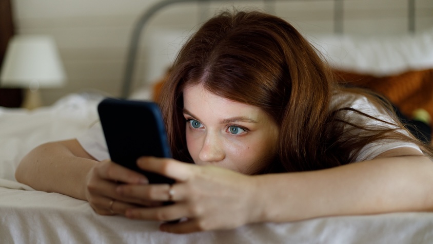 通信は第4のライフライン？Z世代の約70%が「スマホ依存」を自覚 | TABI LABO