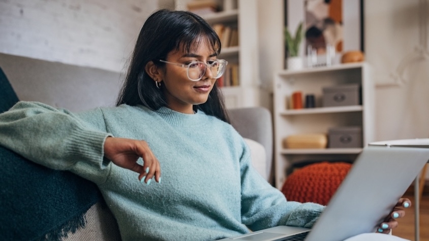 「最高の仕事はベッドの上から」。 Z世代CEOが唱える最高効率の働き方、“効率的な休息”が話題に | TABI LABO